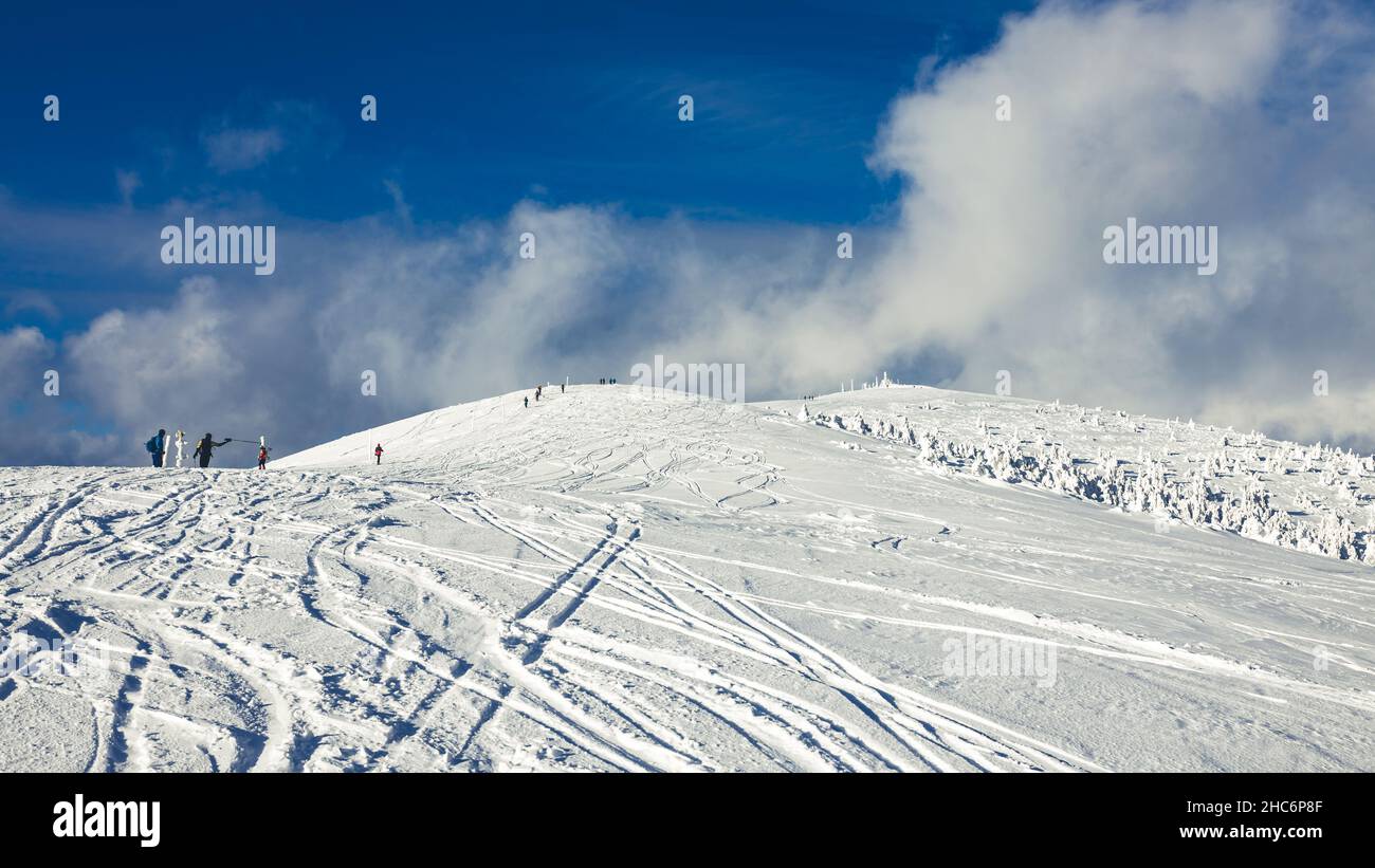 Hill covered in snow hi-res stock photography and images - Alamy