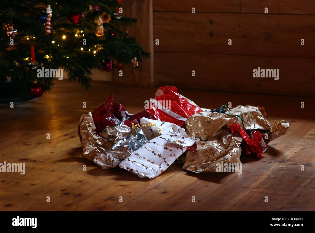 Unwrapped christmas presents hi-res stock photography and images - Alamy