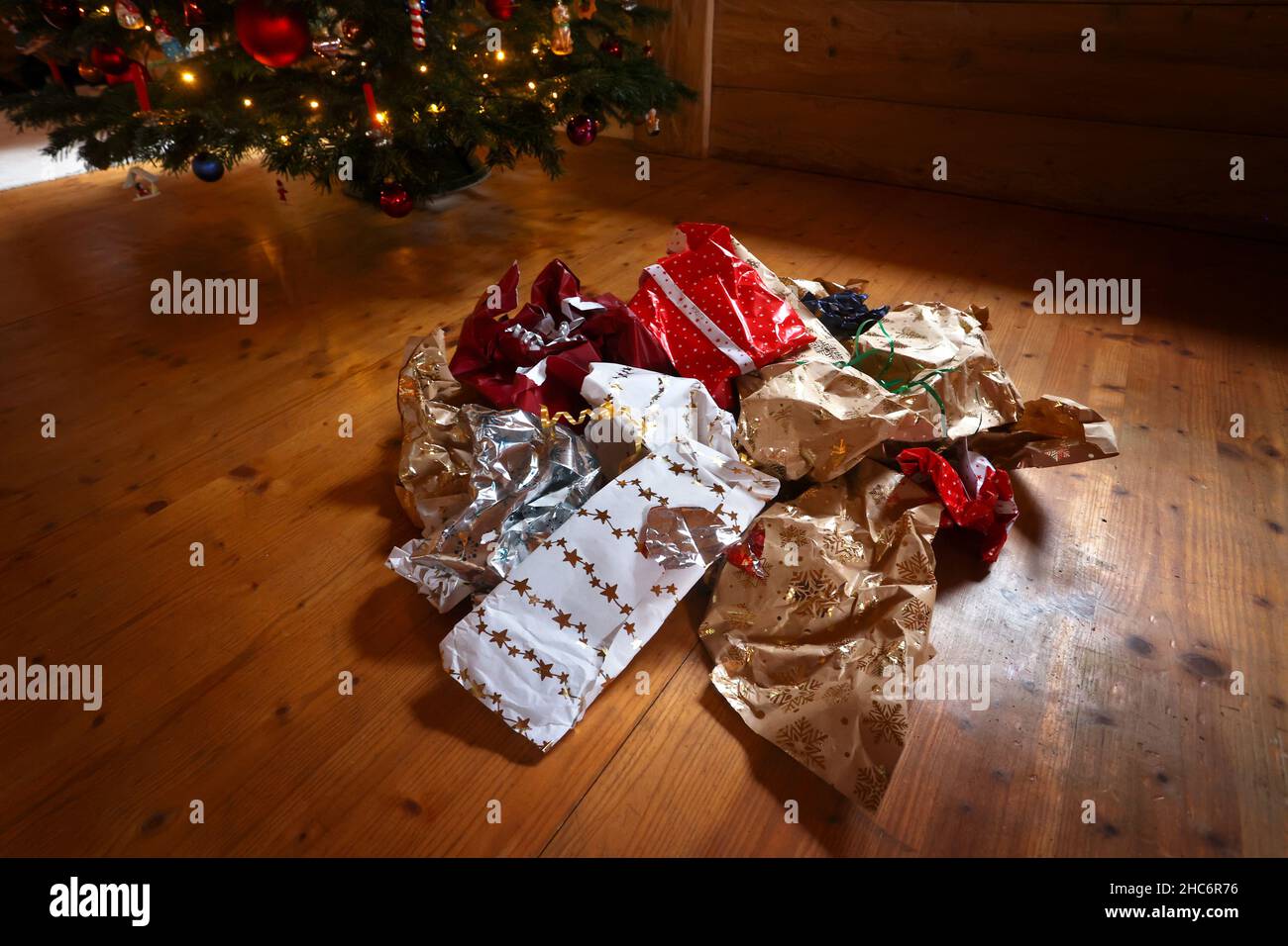 Unwrapped christmas presents hi-res stock photography and images - Alamy