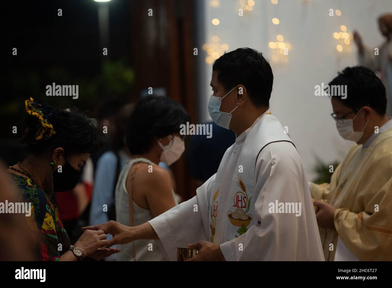 Thailand : Christian attends Holy Communion on the occasion of ...