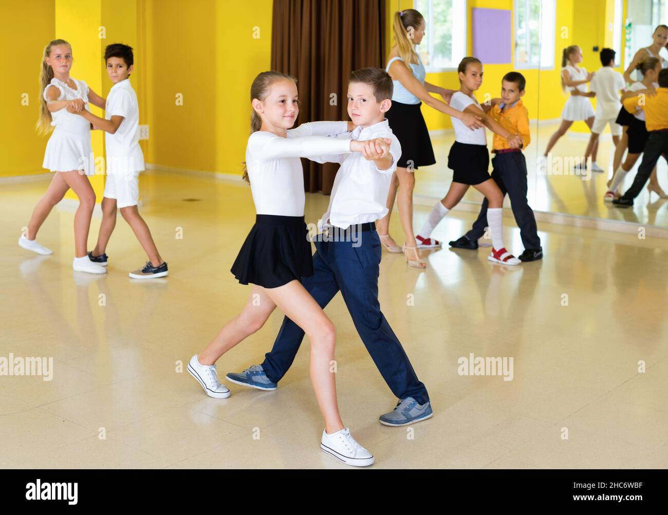Elementary school classroom dancing hi-res stock photography and images ...