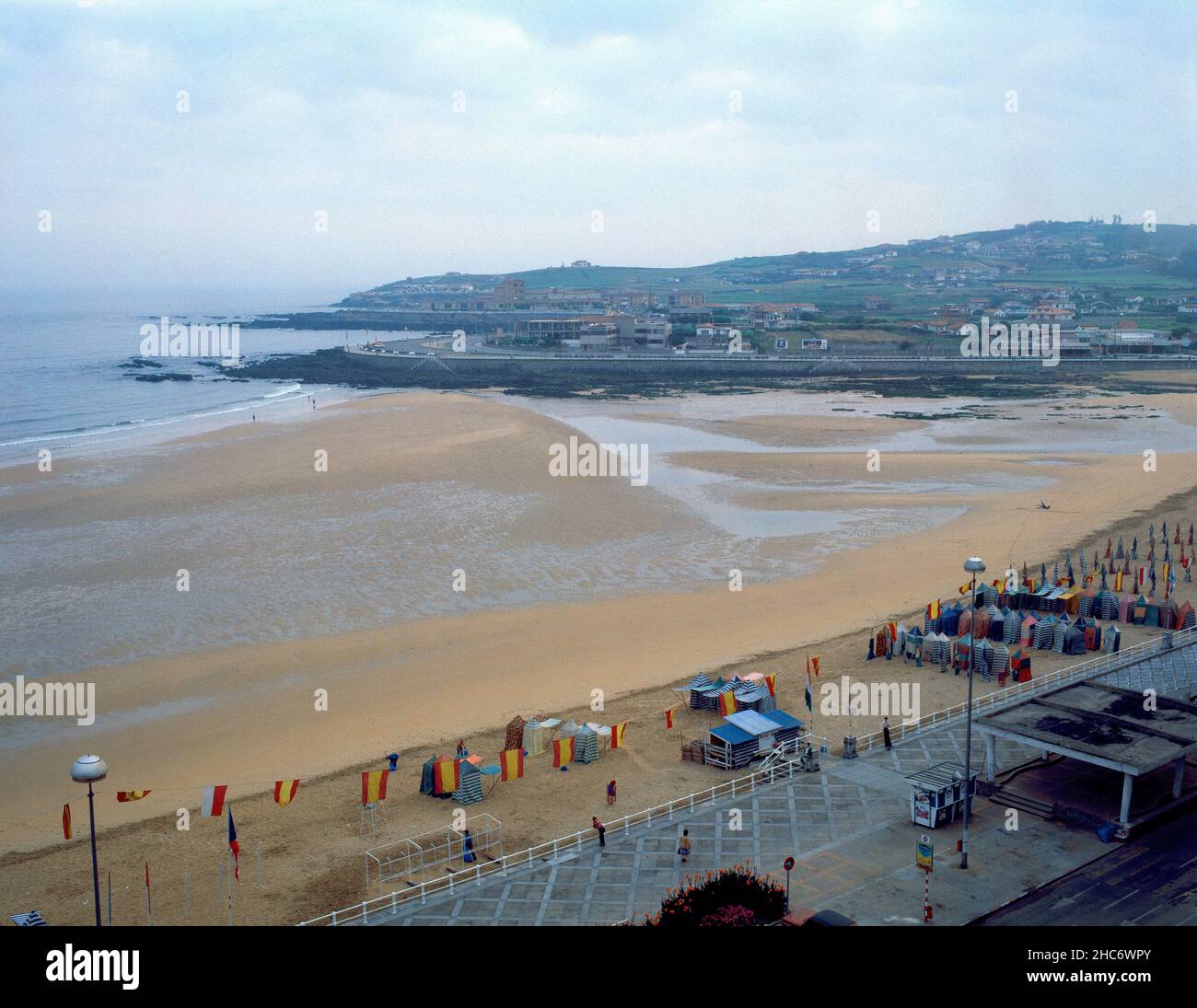 PLAYA CON MAREA BAJA. Location: EXTERIOR. Gijón. ASTURIAS. SPAIN Stock ...