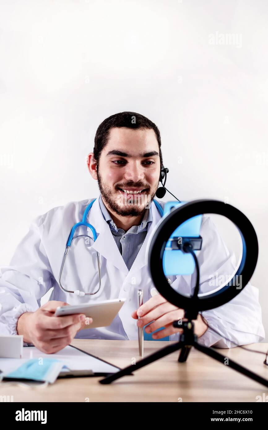 Doctor smile hi-res stock photography and images - Alamy