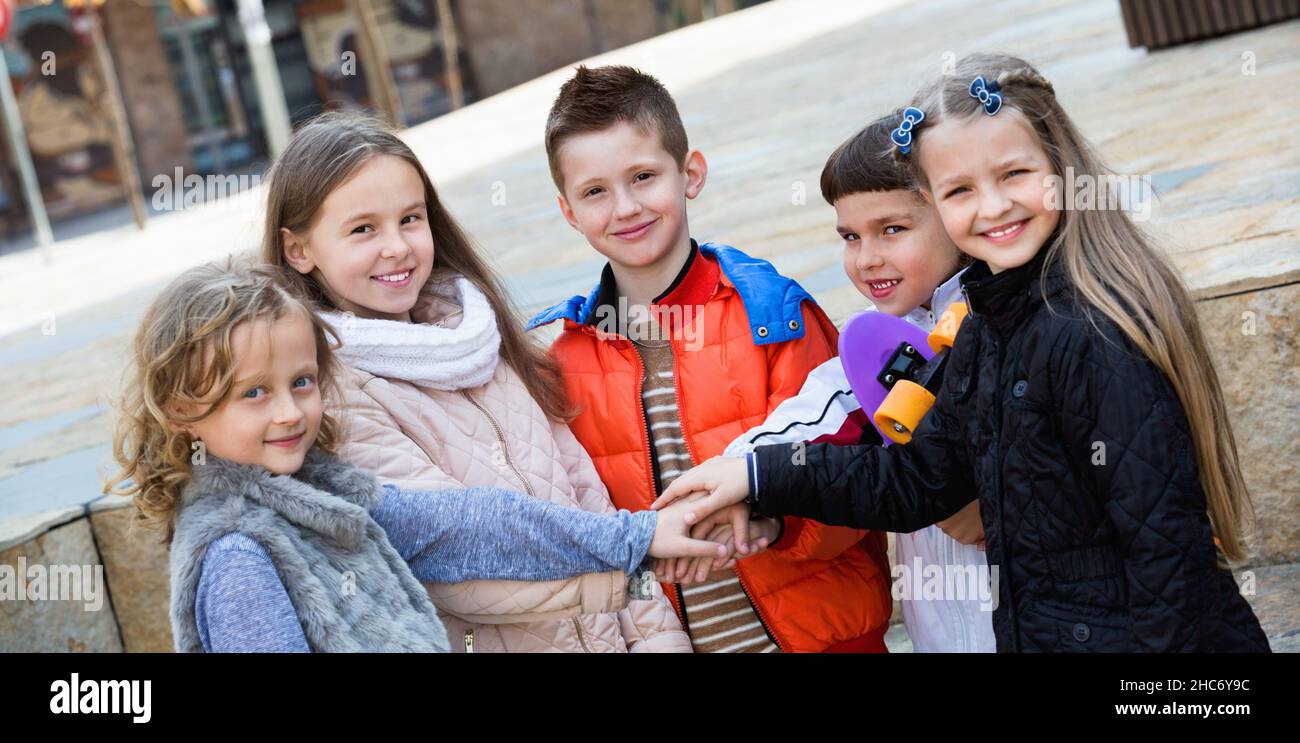 Children holding hands and giving friendship vow Stock Photo - Alamy