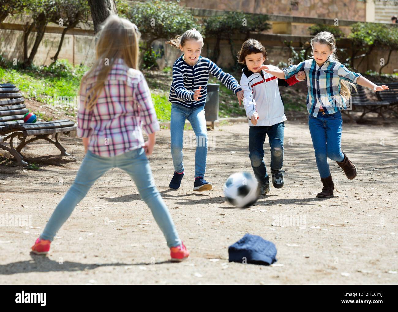 Group of 5 girls fall hi-res stock photography and images - Alamy
