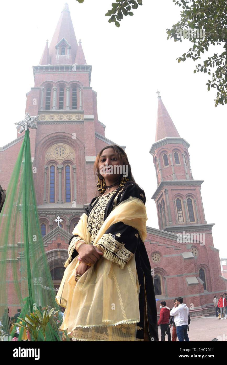 Lahore, Punjab, Pakistan. 25th Dec, 2021. Pakistani Christian devotees ...