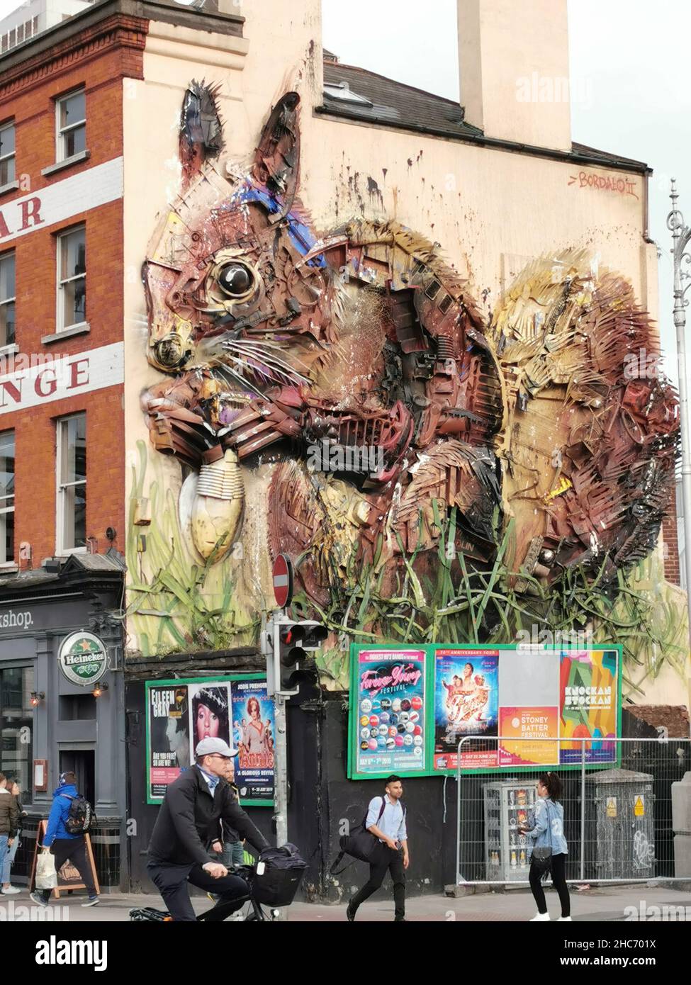 Beautiful and creative street art of a squirrel on a building's wall ...