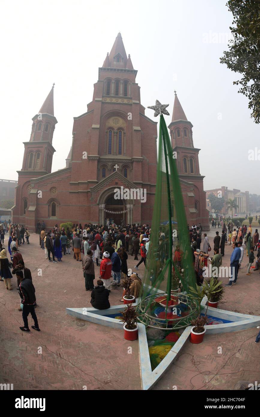 Lahore, Punjab, Pakistan. 25th Dec, 2021. Pakistani Christian devotees ...