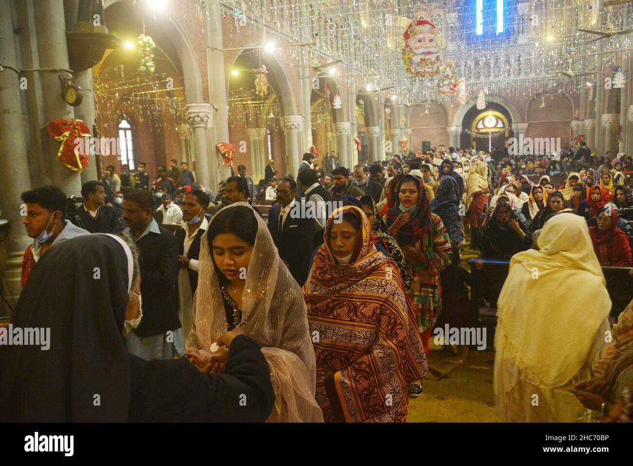 Lahore, Punjab, Pakistan. 25th Dec, 2021. Pakistani Christian devotees ...