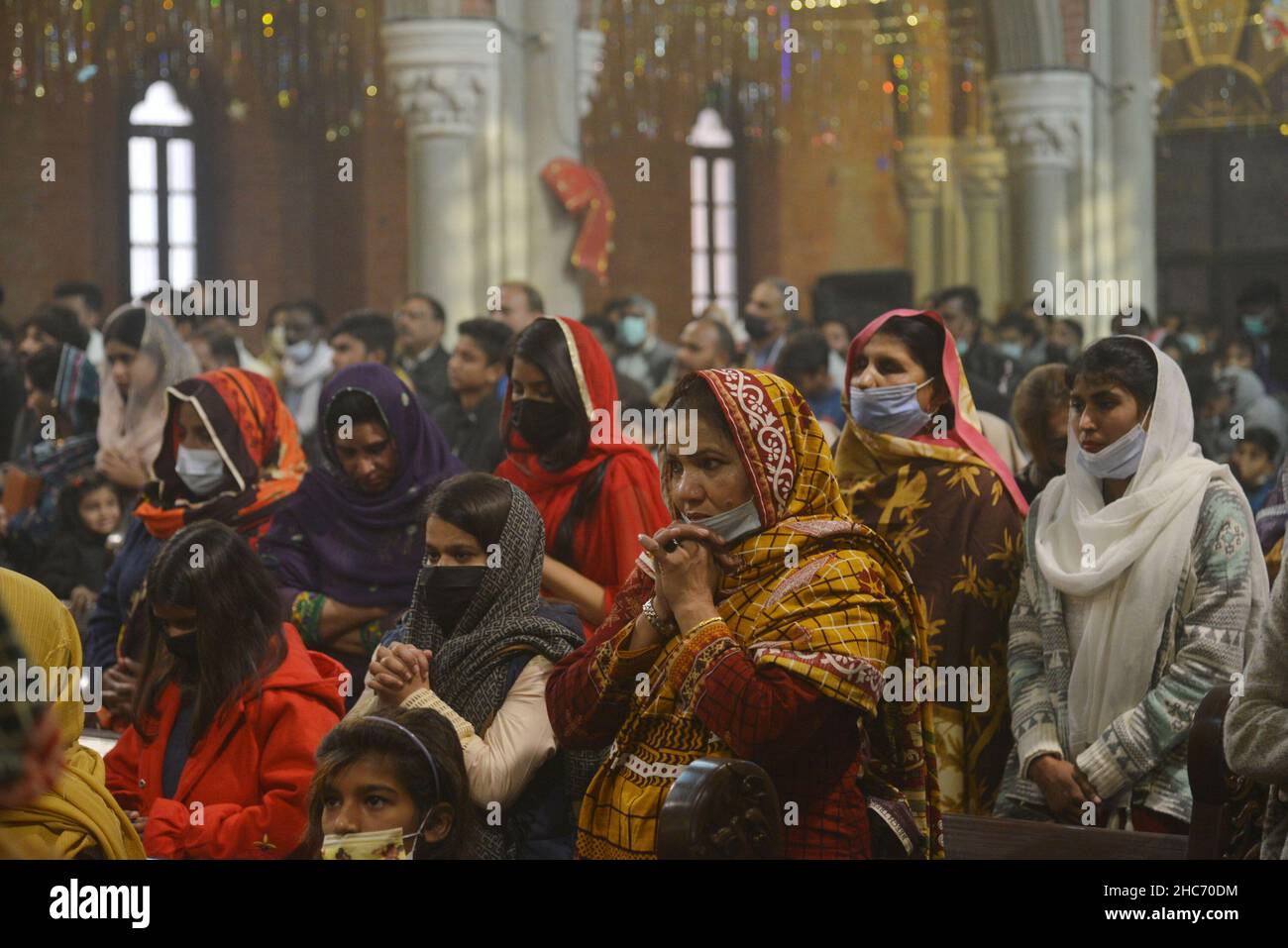 Lahore, Punjab, Pakistan. 25th Dec, 2021. Pakistani Christian devotees ...