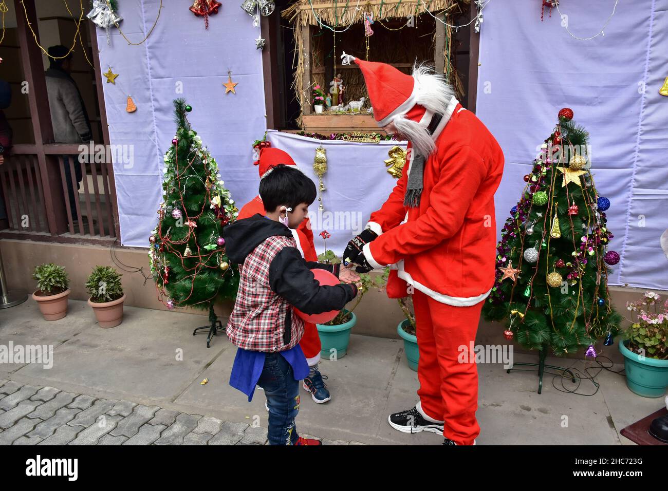 Santa claus india costume hi-res stock photography and images - Alamy