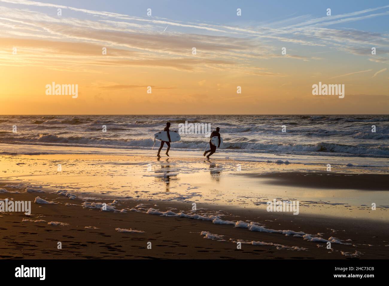 Extreme surfers hi-res stock photography and images - Alamy