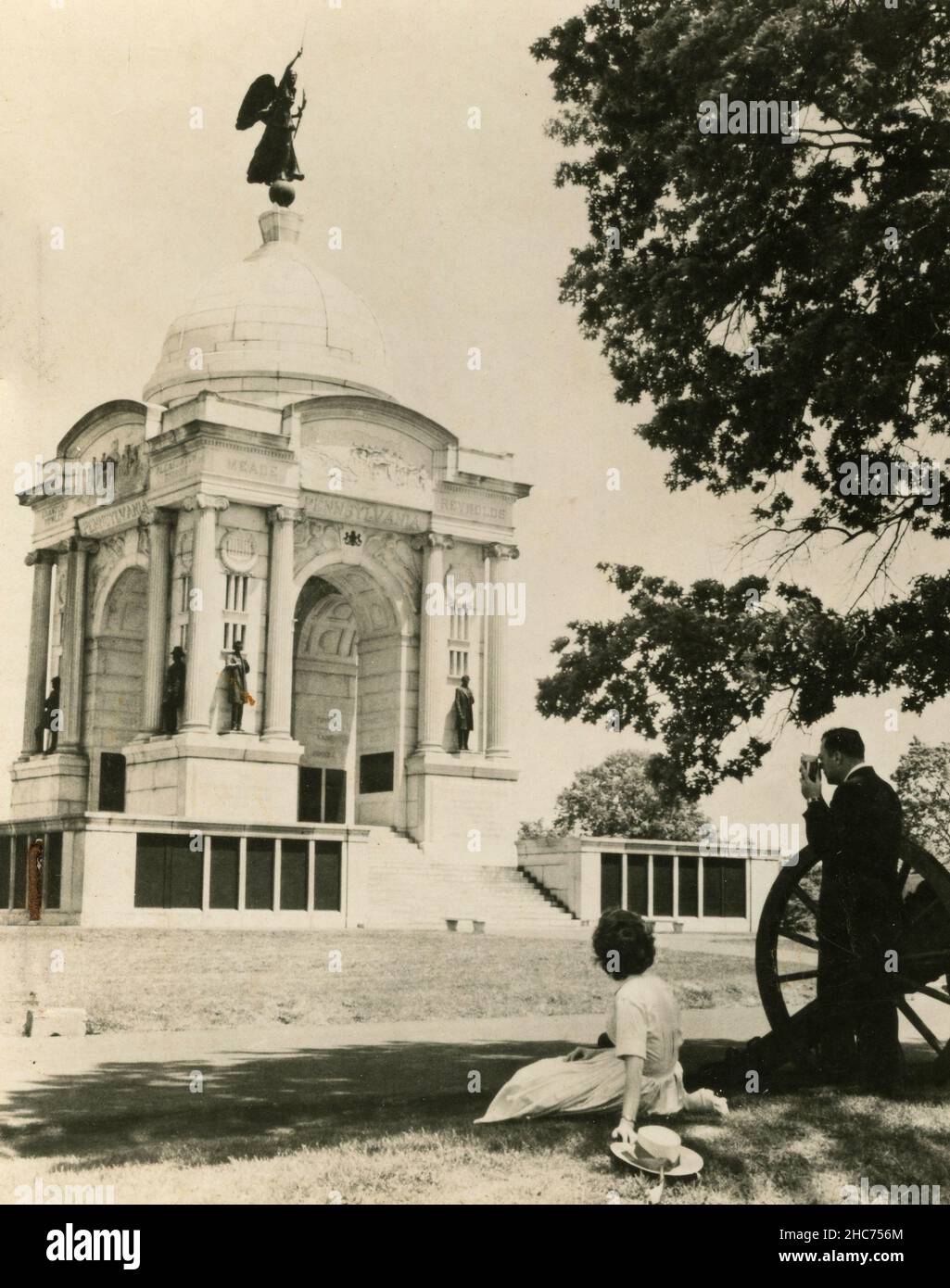 Tourists at the State of Pennsylvania Monument at Gettysburg, USA 1950s ...