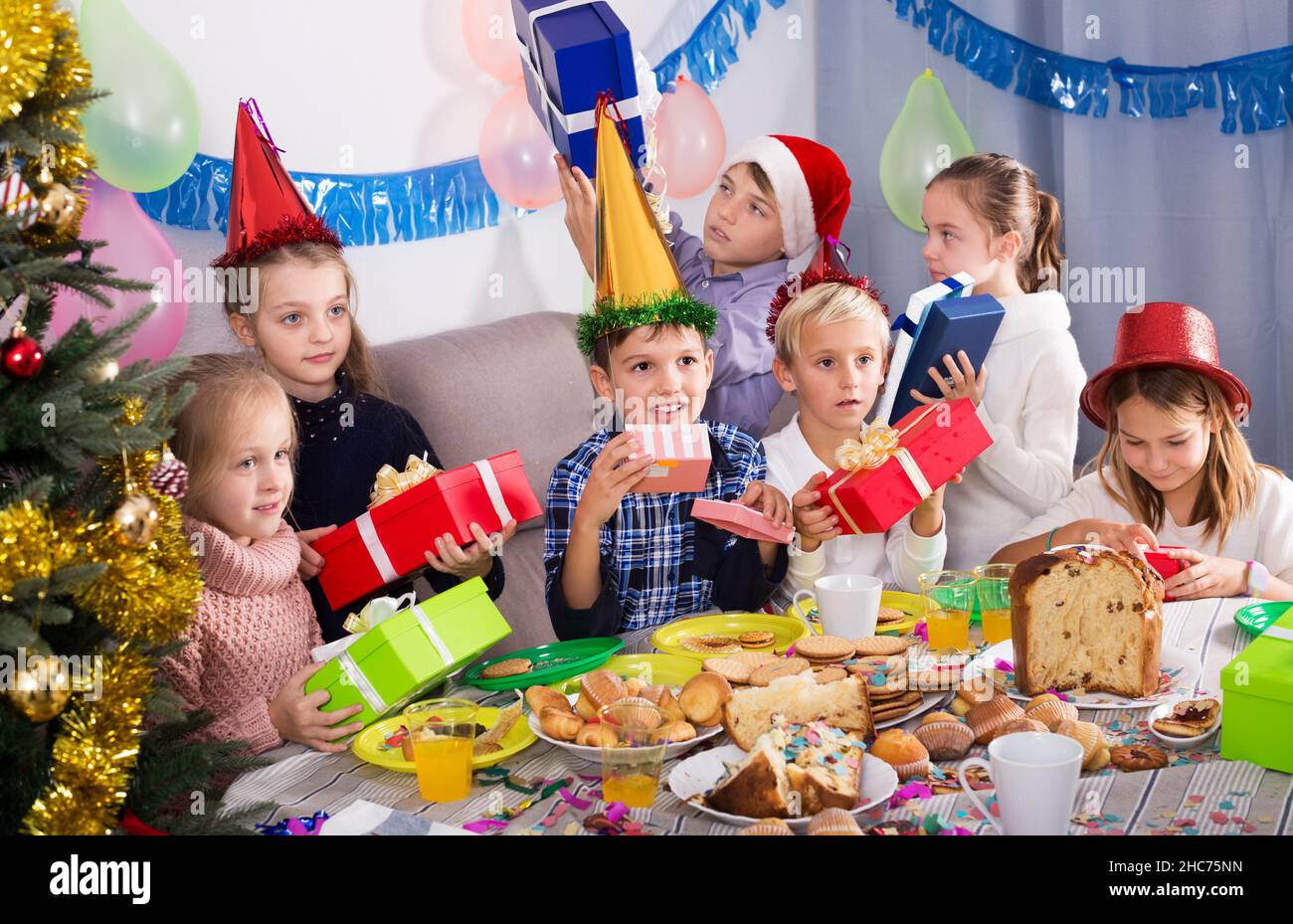 Exchanging food children hi-res stock photography and images - Alamy
