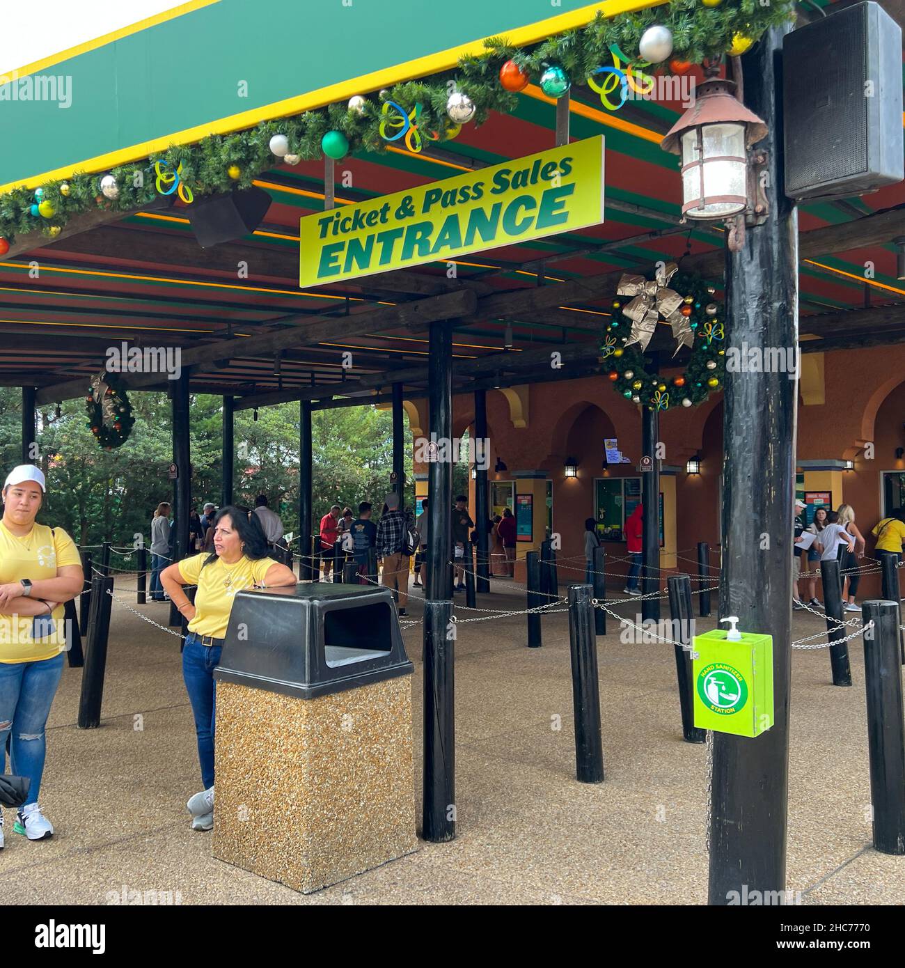 Tampa, FL USA - November 11, 2021: The lines of people at the entrance ...