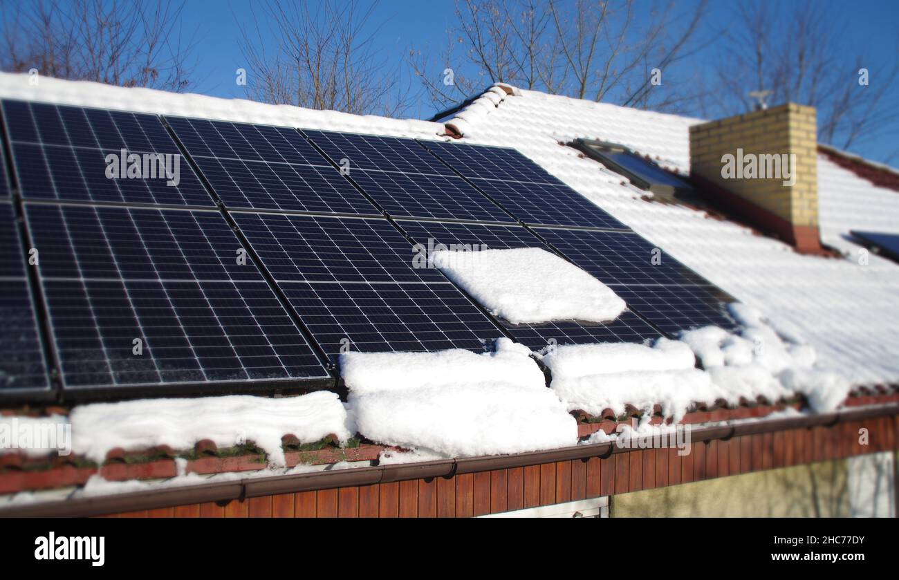 Solar panels rooftop hi-res stock photography and images - Alamy