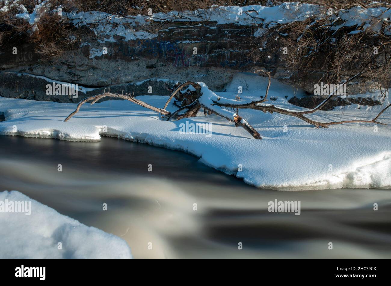Iced river hi-res stock photography and images - Alamy
