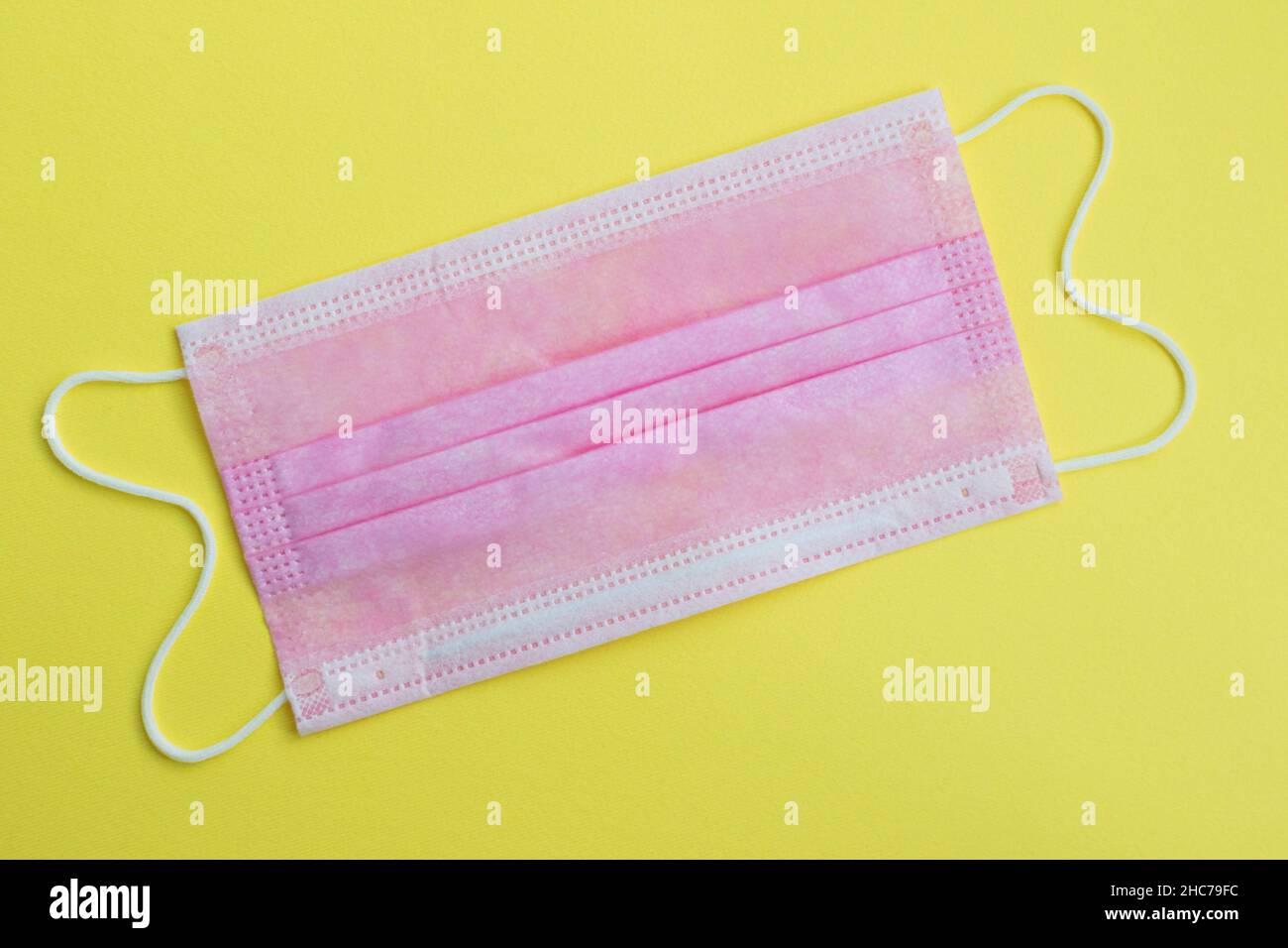 Yellow surgical mask hi-res stock photography and images - Alamy