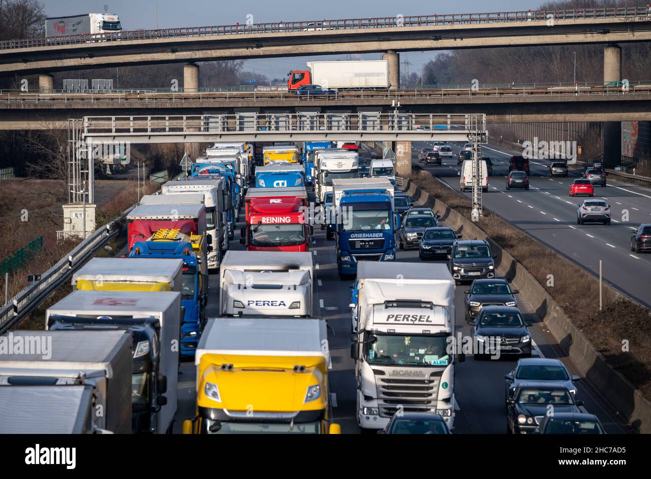 Stau auf der Autobahn A3, beim Kreuz Köln-Ost, in Richtung Süden, vier ...