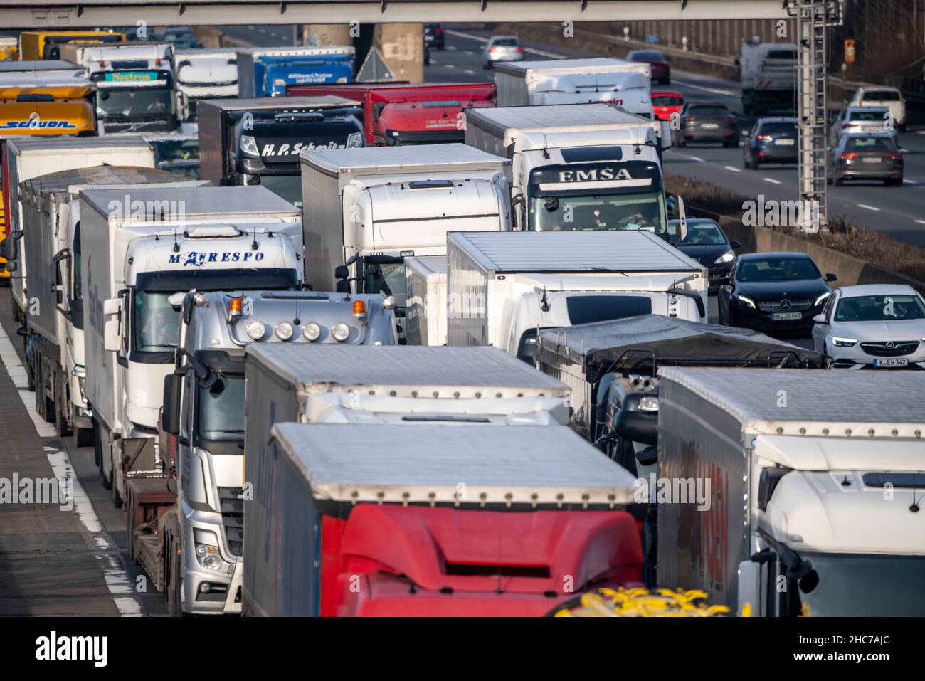 Stau auf der Autobahn A3, beim Kreuz Köln-Ost, in Richtung Süden, vier ...