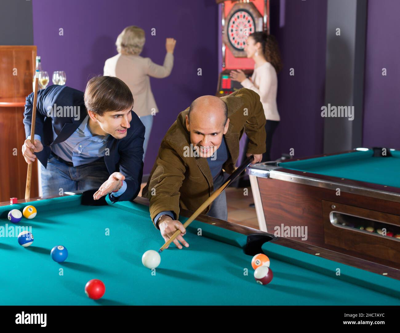 Female pool player hi-res stock photography and images - Alamy