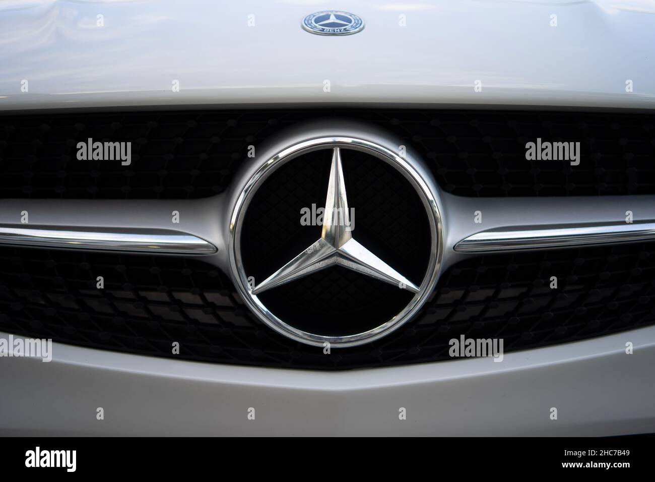 Front emblem logo on Mercedes vehicle Stock Photo - Alamy