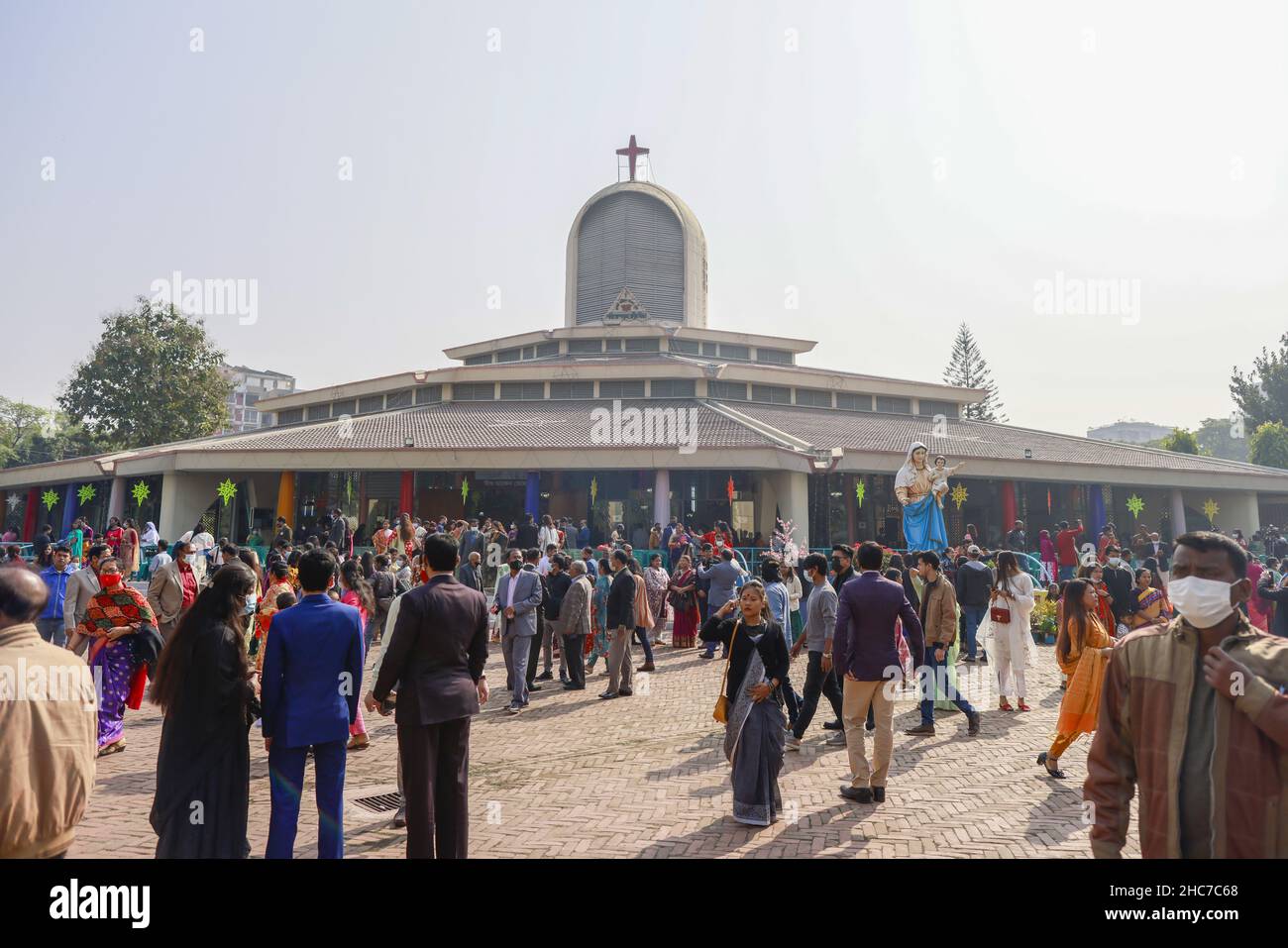 Bangladeshi Christian People offer prayers in Church during Christmas ...