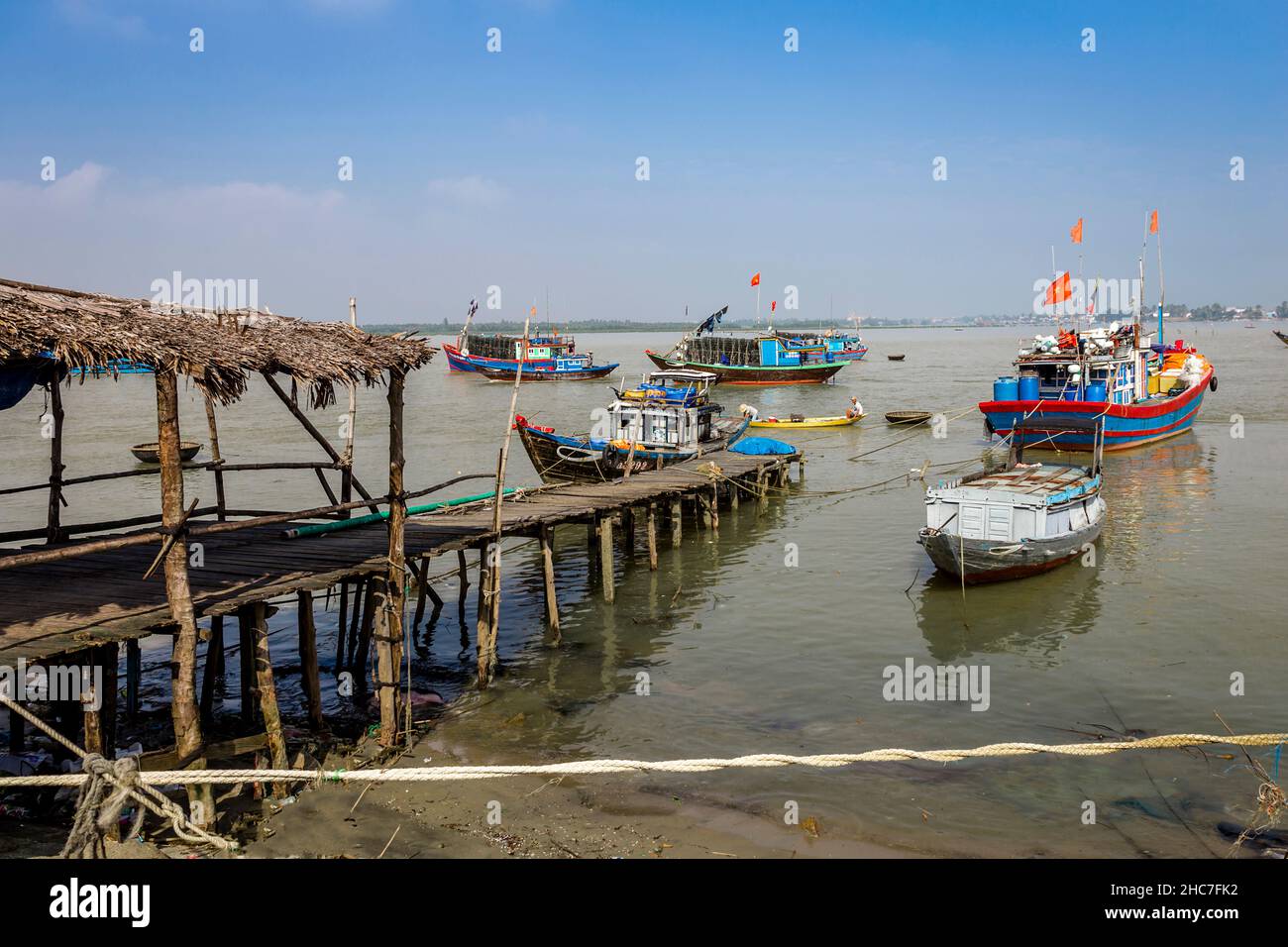Fishing village with fishing boats in the waters around a dock Stock ...