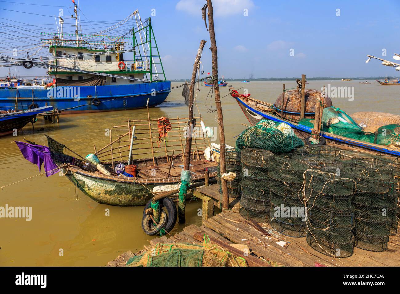 Dirty dock hi-res stock photography and images - Alamy