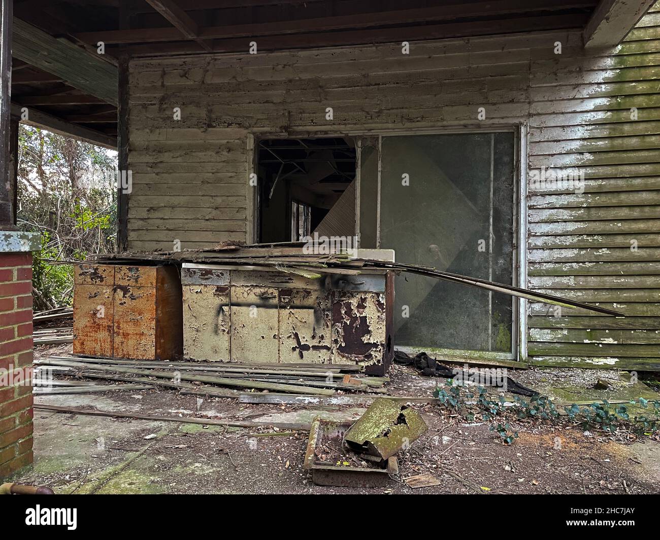 Old creepy scary wooden overgrown abandoned mansion in rural Georgia ...