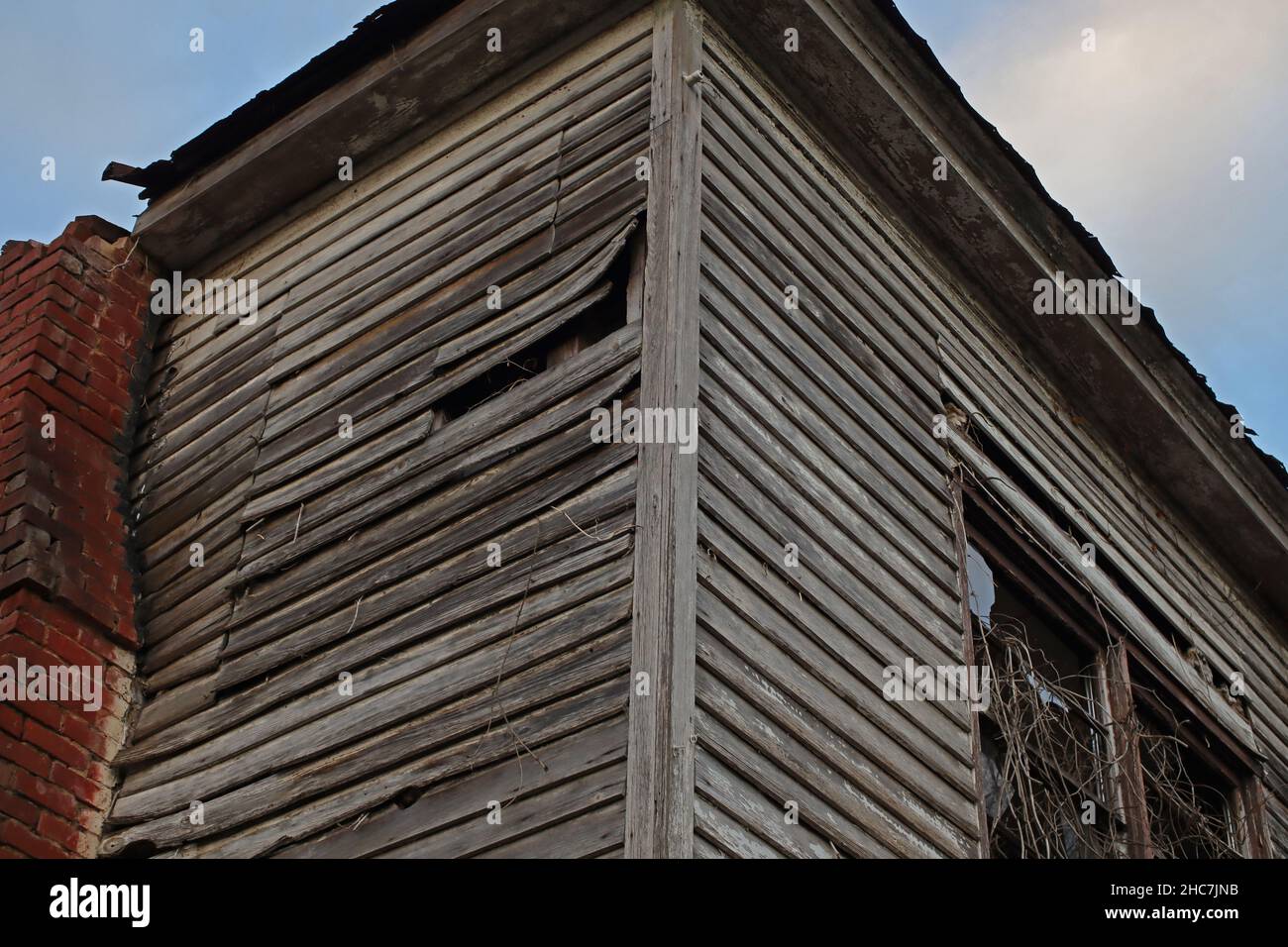 Old creepy scary wooden overgrown abandoned mansion in rural Georgia ...