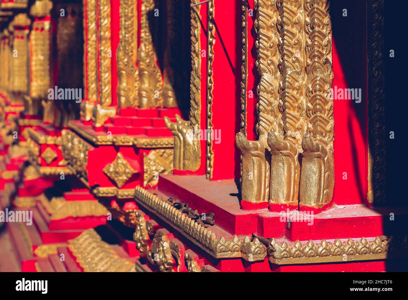 Gilded gold and red pillars of a Chinese temple Stock Photo - Alamy