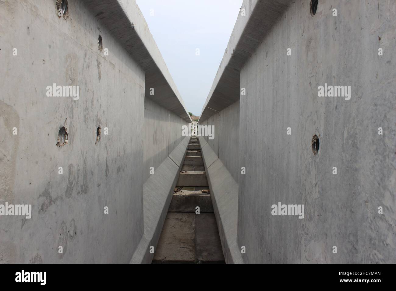 Flyover concrete bridge pillar hi-res stock photography and images - Alamy