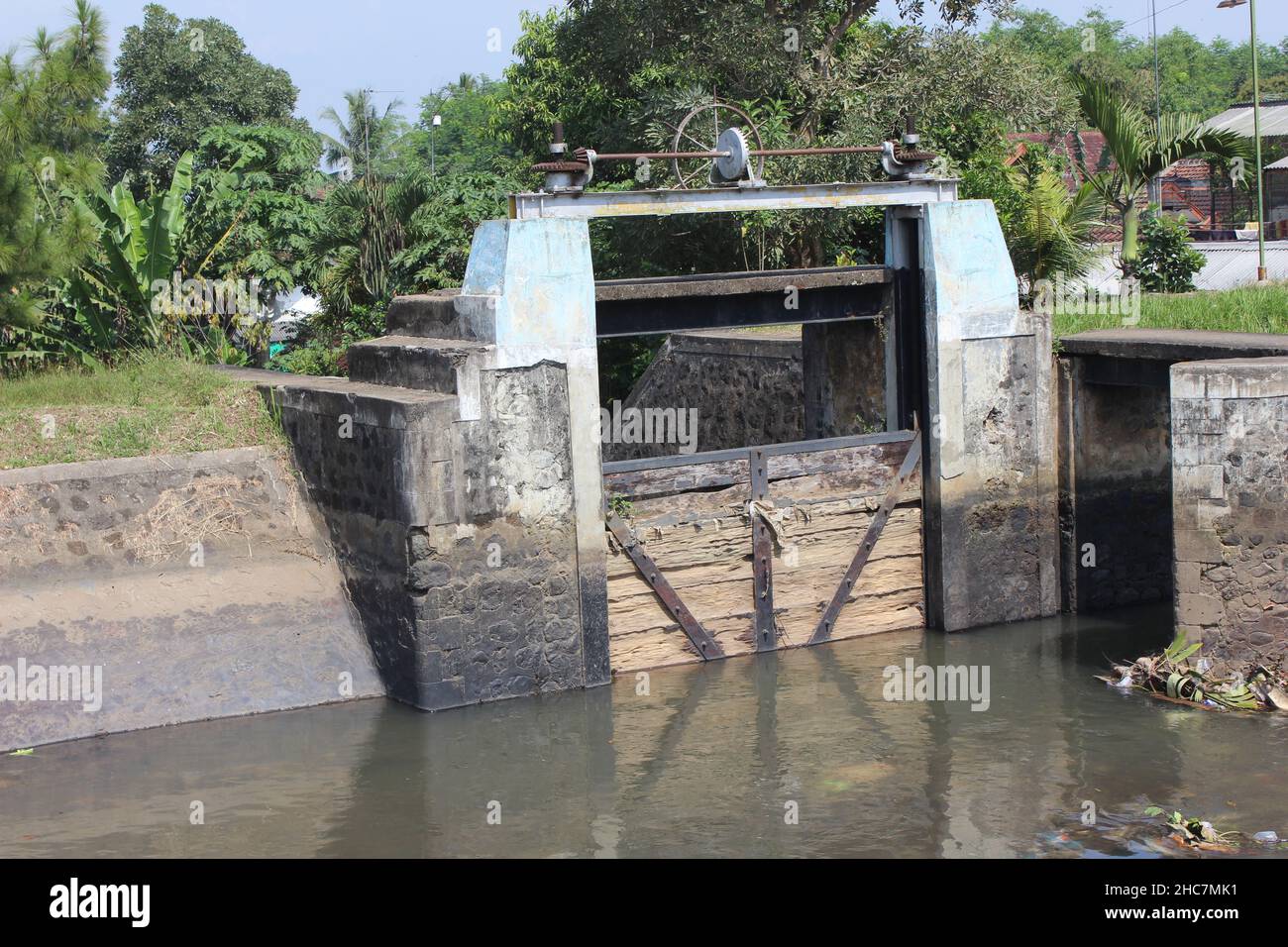 building a water channel that serves to drain water to the destination ...