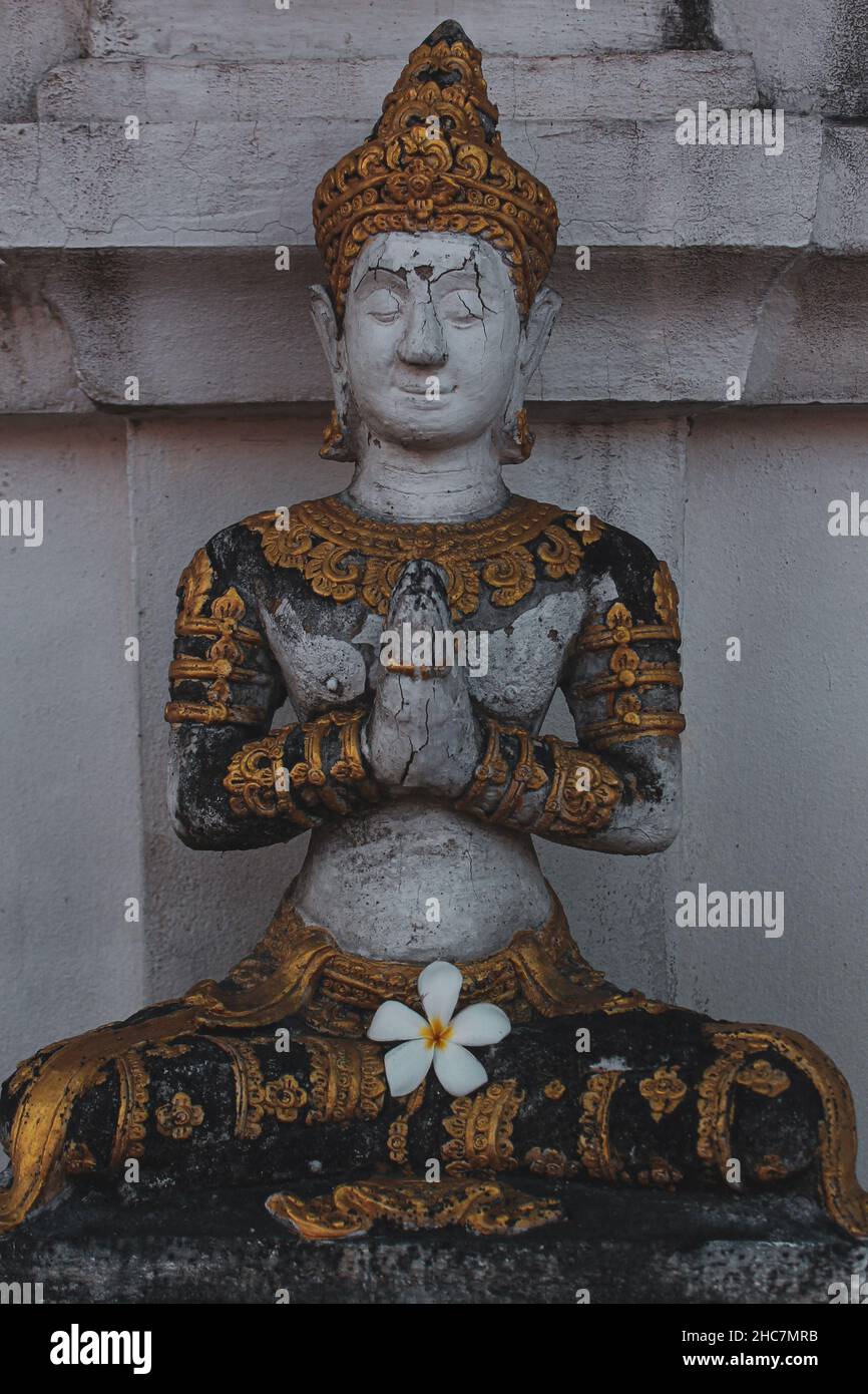 Closeup vertical shot statue hi-res stock photography and images - Alamy