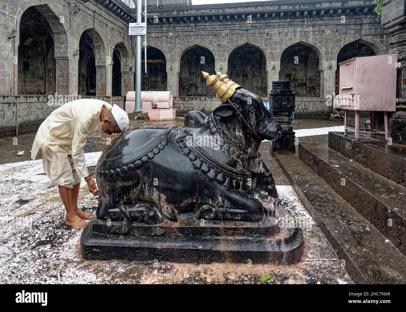 Statue of Nandi(Bull) Hindu religious symbol Stock Photo - Alamy