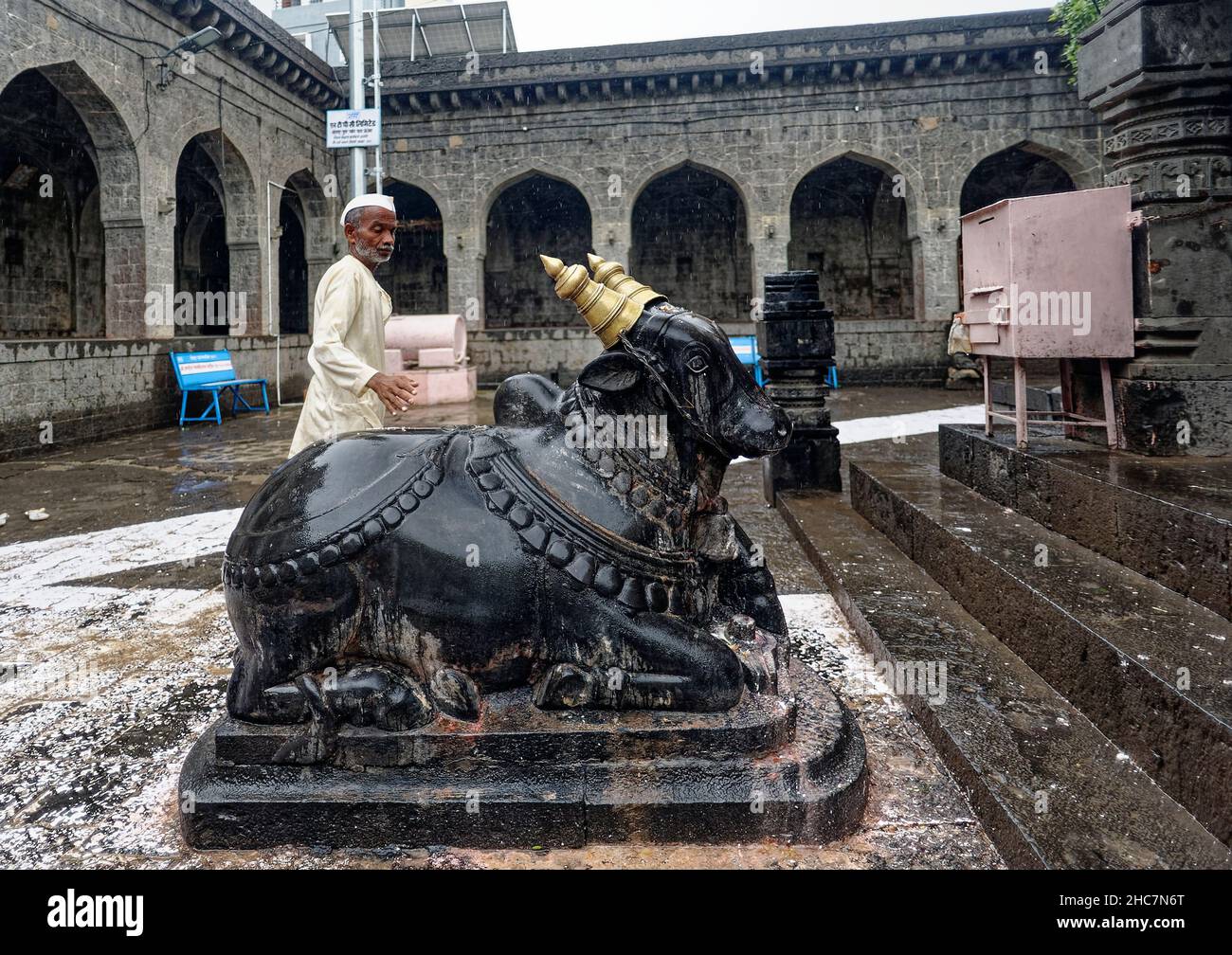 Statue of Nandi(Bull) Hindu religious symbol Stock Photo - Alamy
