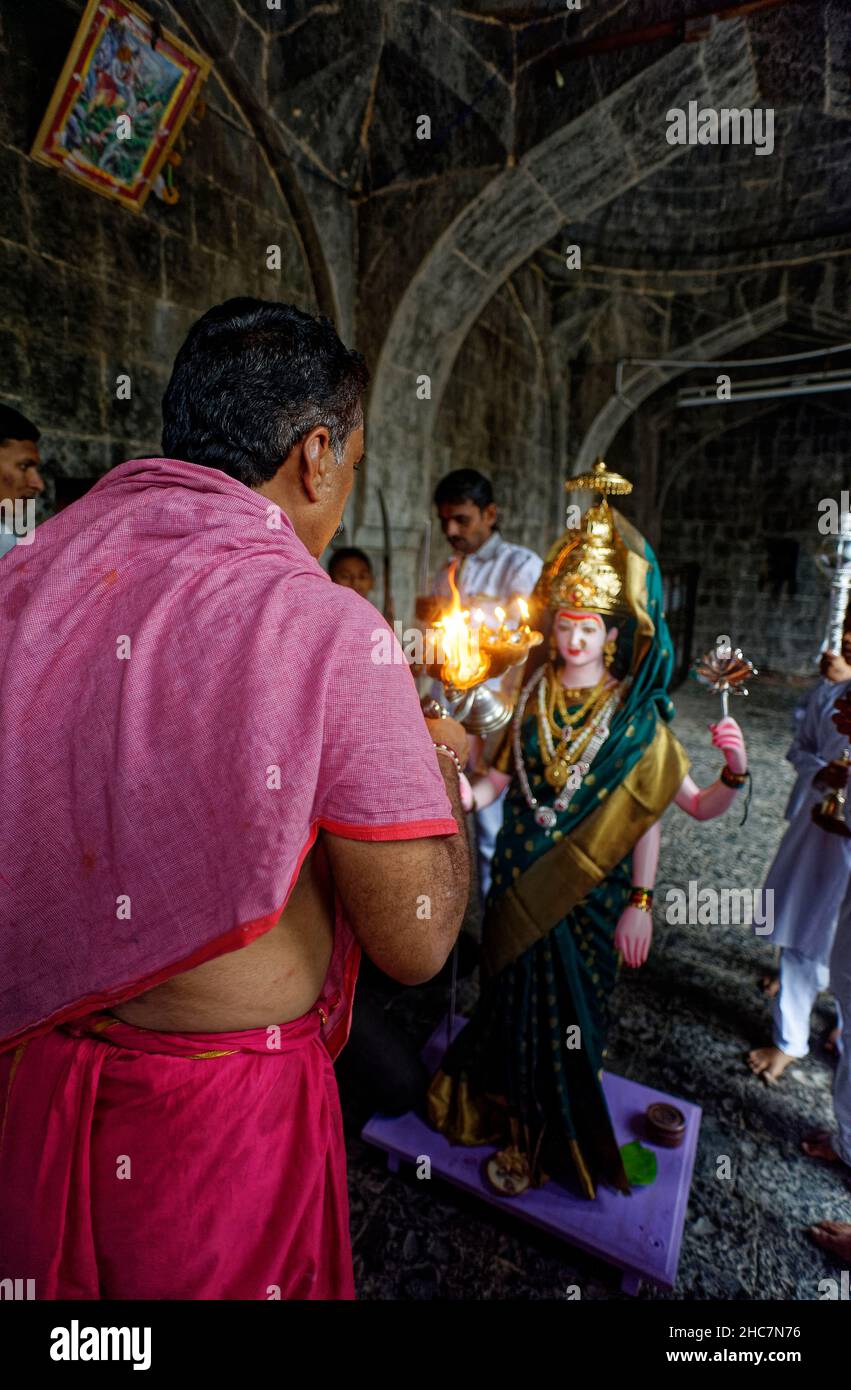Hindu Priest doing ceremony according to Hindu rituals Stock Photo - Alamy