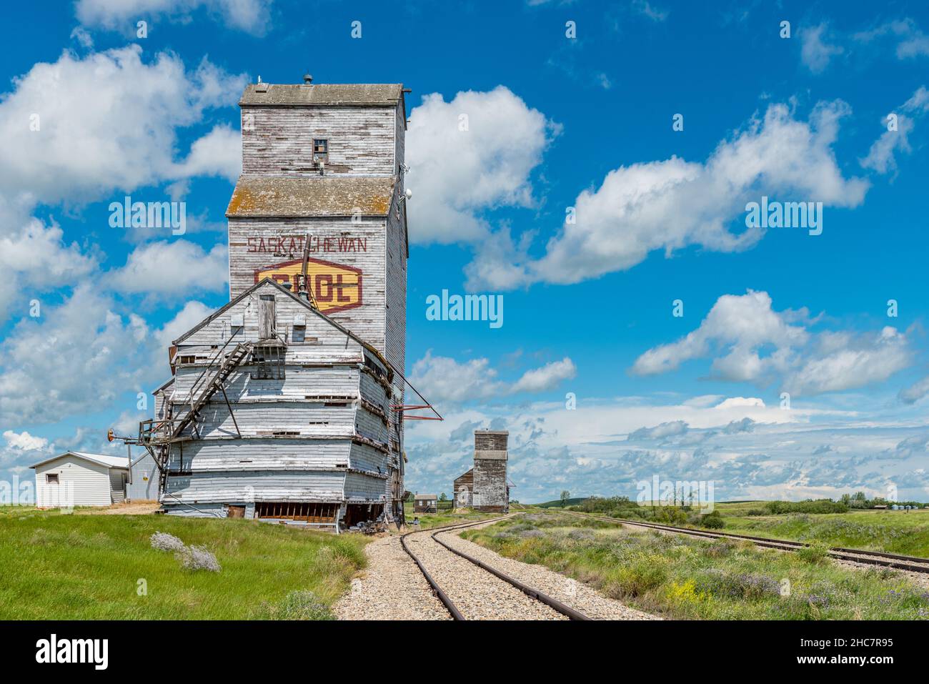 Saskatchewan pool grain elevator hi-res stock photography and images ...