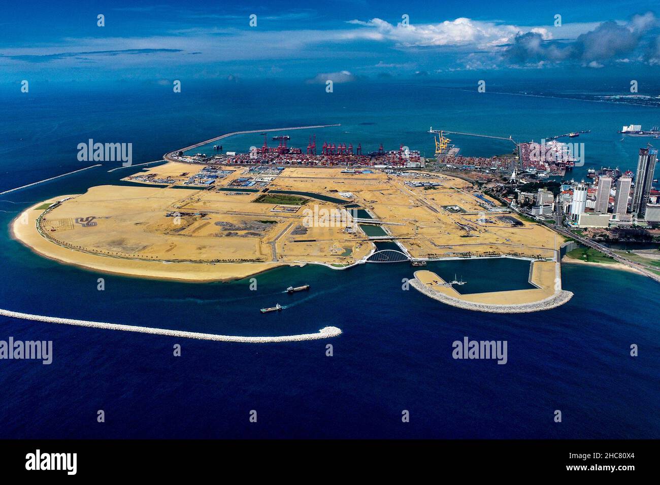 (211226) -- COLOMBO, Dec. 26, 2021 (Xinhua) -- Aerial photo taken on ...