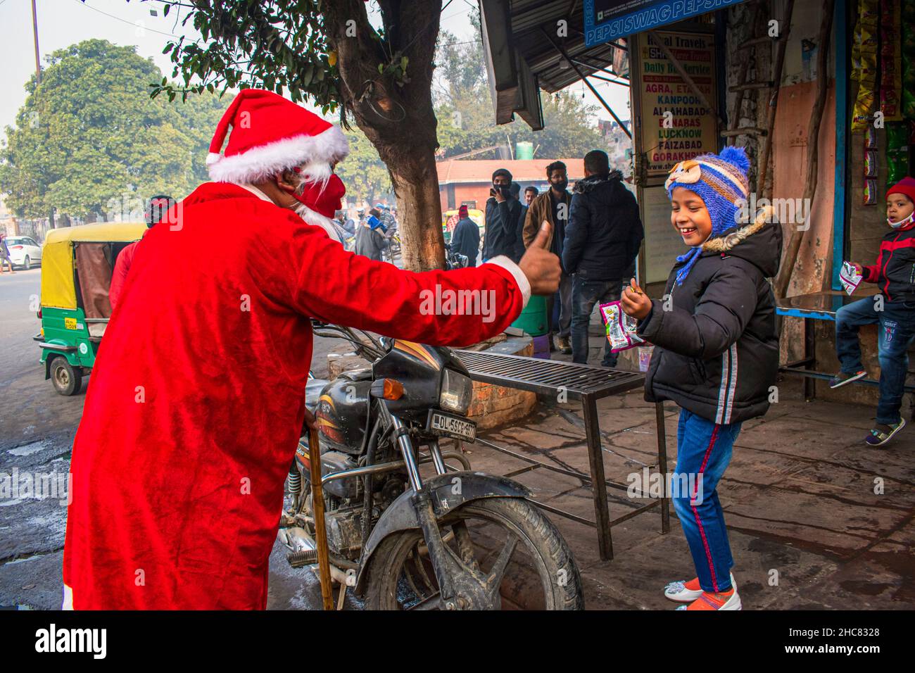 New Delhi, Delhi, India. 25th Dec, 2021. A man dressed as Santa Claus ...