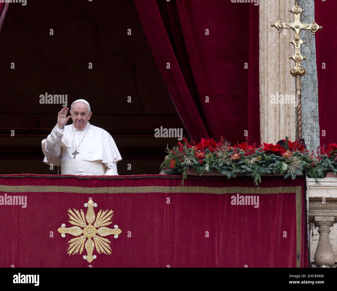Pope Francis delivers his Christmas Urbi et Orbi blessing message (to ...