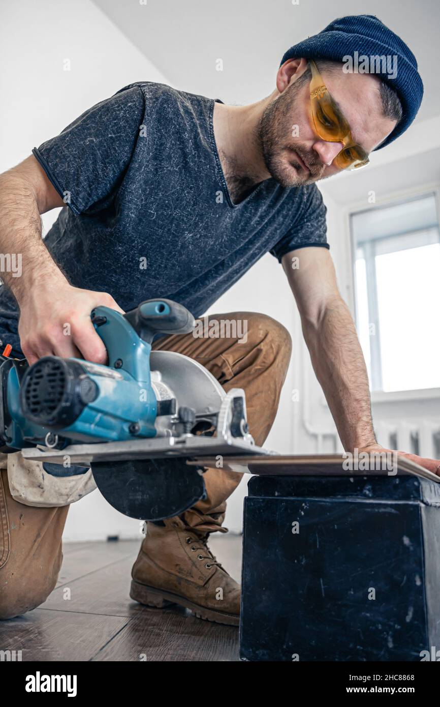 Circular Saw, carpenter using a circular saw for wood Stock Photo - Alamy