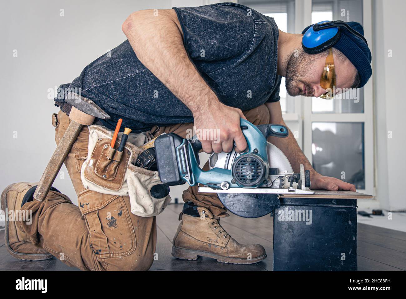 Circular Saw, carpenter using a circular saw for wood Stock Photo - Alamy