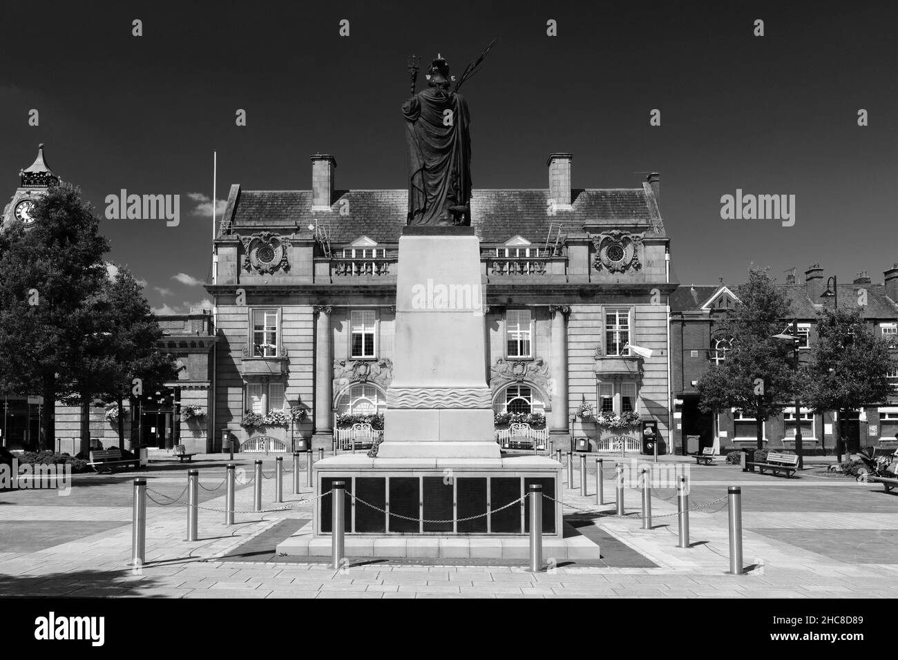 The War Memorial, Memorial Square, Crewe town, Cheshire, England, UK ...