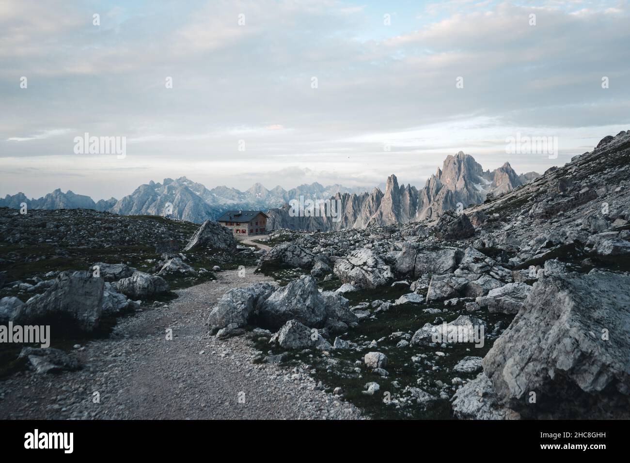 Scenic picture of the Rifugio Lavaredo (Lavaredohütte) in the dolomites ...