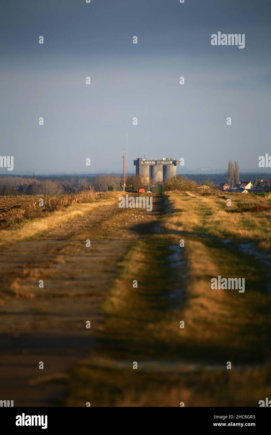 Silo road grass hi-res stock photography and images - Alamy
