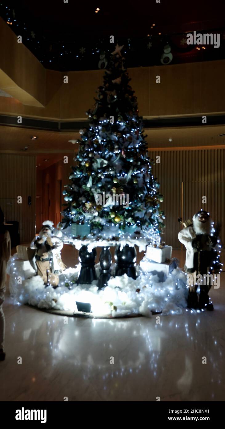 Christmas Decorations Bangkok Marriott Hotel Sukhumvit Interior night ...