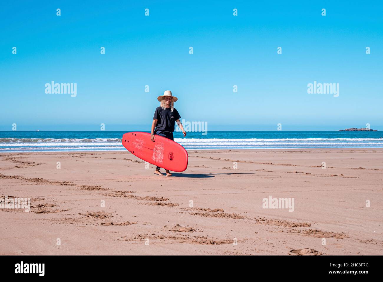 Walking with surf board hi-res stock photography and images - Alamy