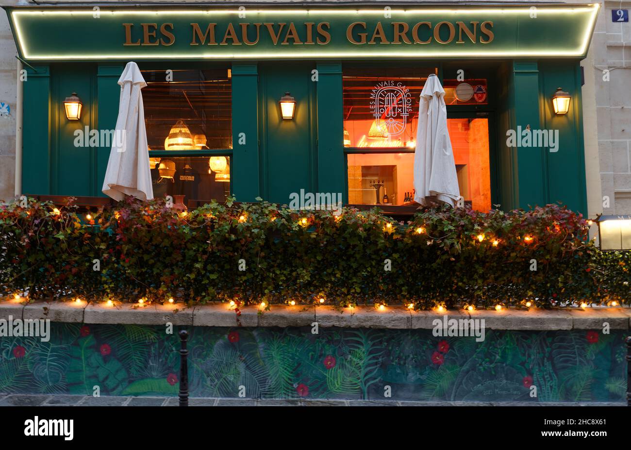 Parisian bistro hi-res stock photography and images - Alamy